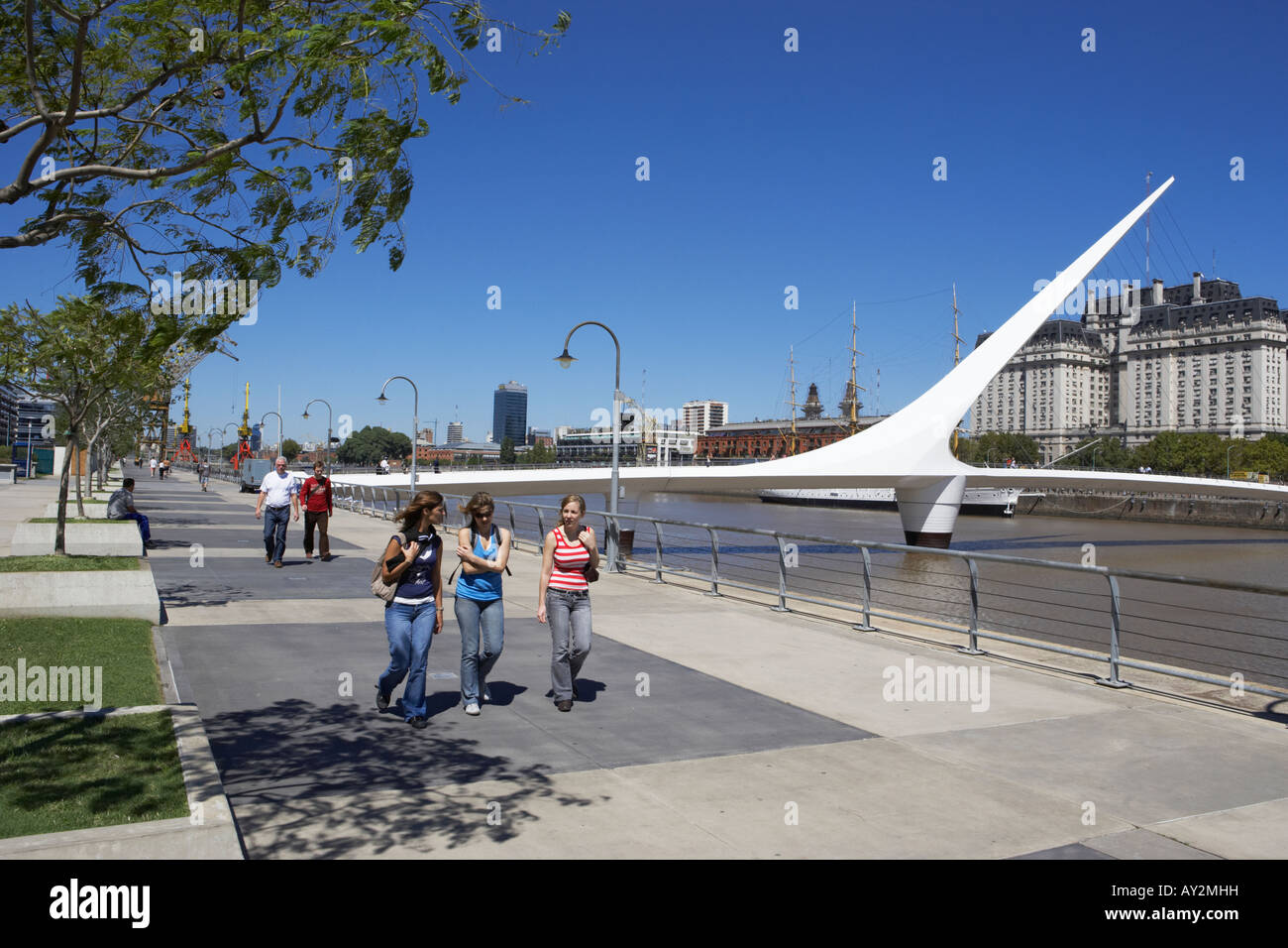 Puente peatonal puente peatonal puente peatonal hi-res stock ...