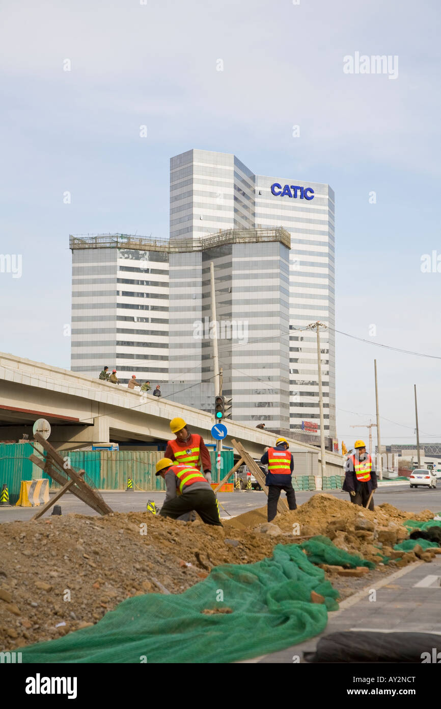 Construction workers doing road construction hi-res stock photography ...