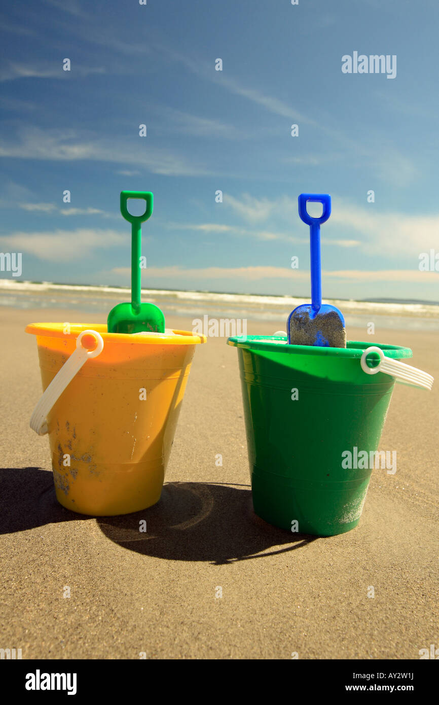 Two sand pails at the beach with shovels hi-res stock photography and ...