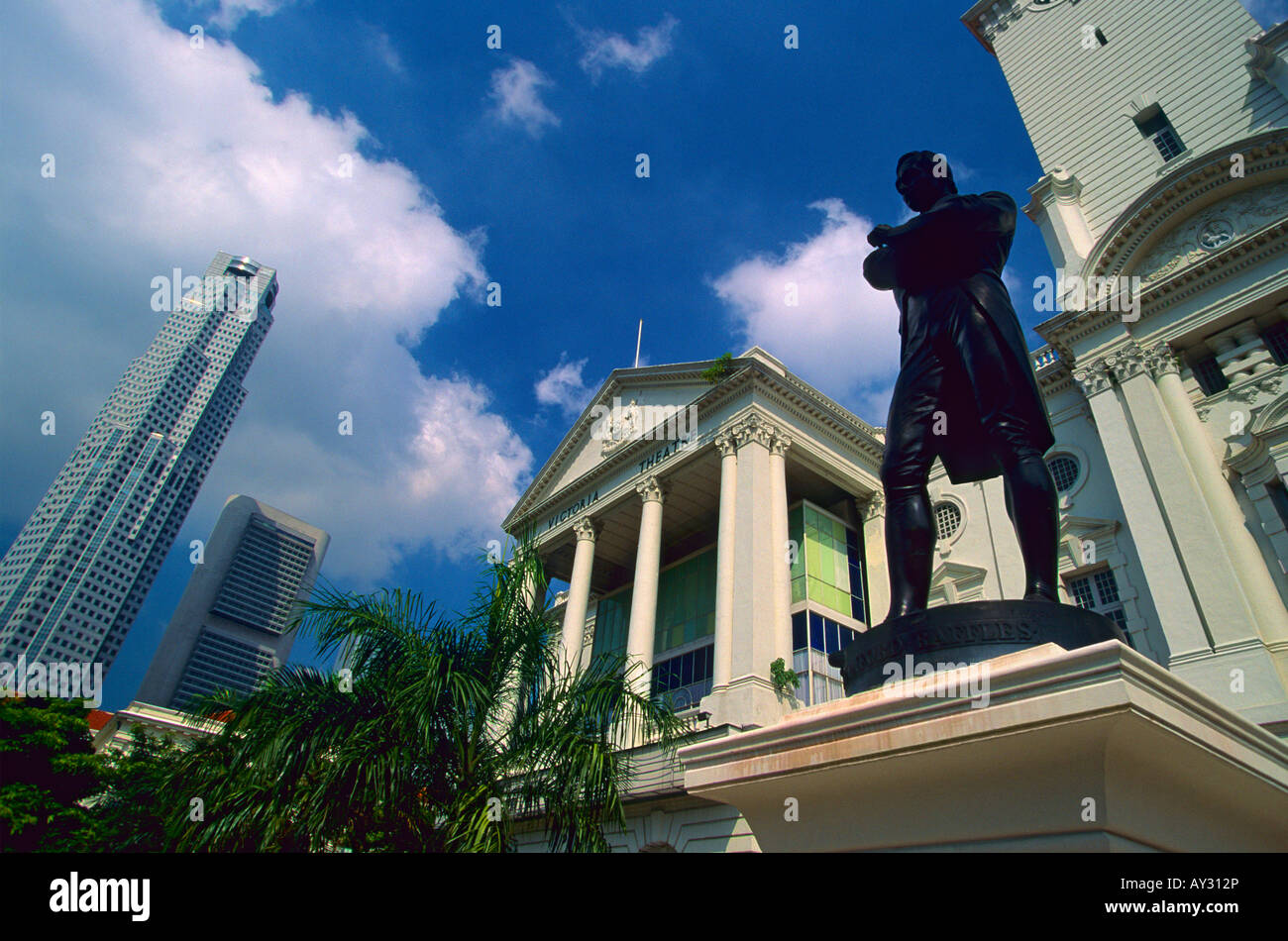 Statue of Sir Stamford Raffles in front of Victoria Theatre, Singapore Stock Photo - Alamy