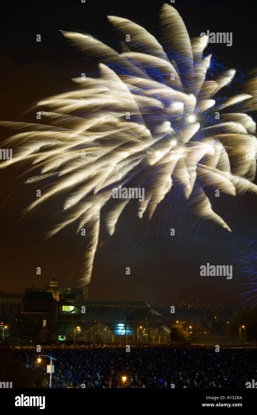Glasgow fireworks bonfire hi-res stock photography and images - Alamy