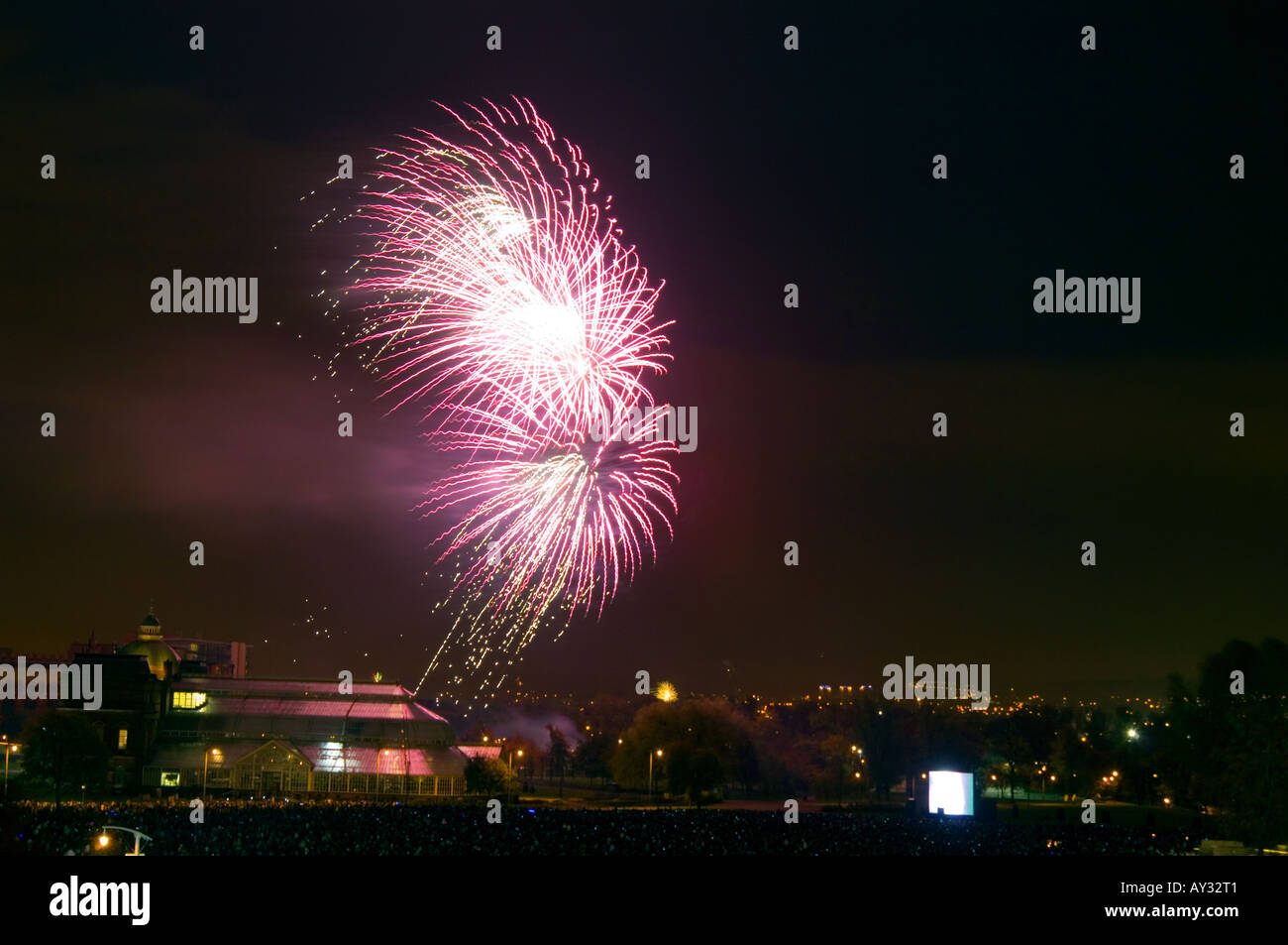 Glasgow fireworks bonfire hi-res stock photography and images - Alamy