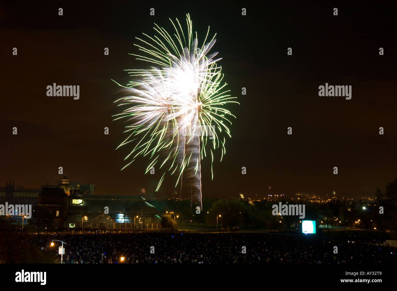 Glasgow fireworks bonfire hi-res stock photography and images - Alamy