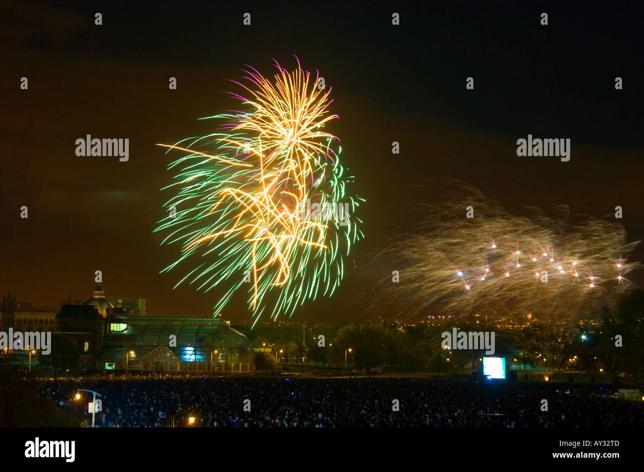 Glasgow fireworks bonfire hi-res stock photography and images - Alamy