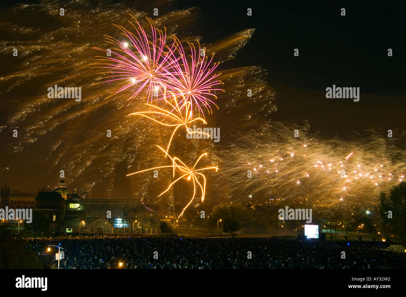 Glasgow fireworks bonfire hi-res stock photography and images - Alamy