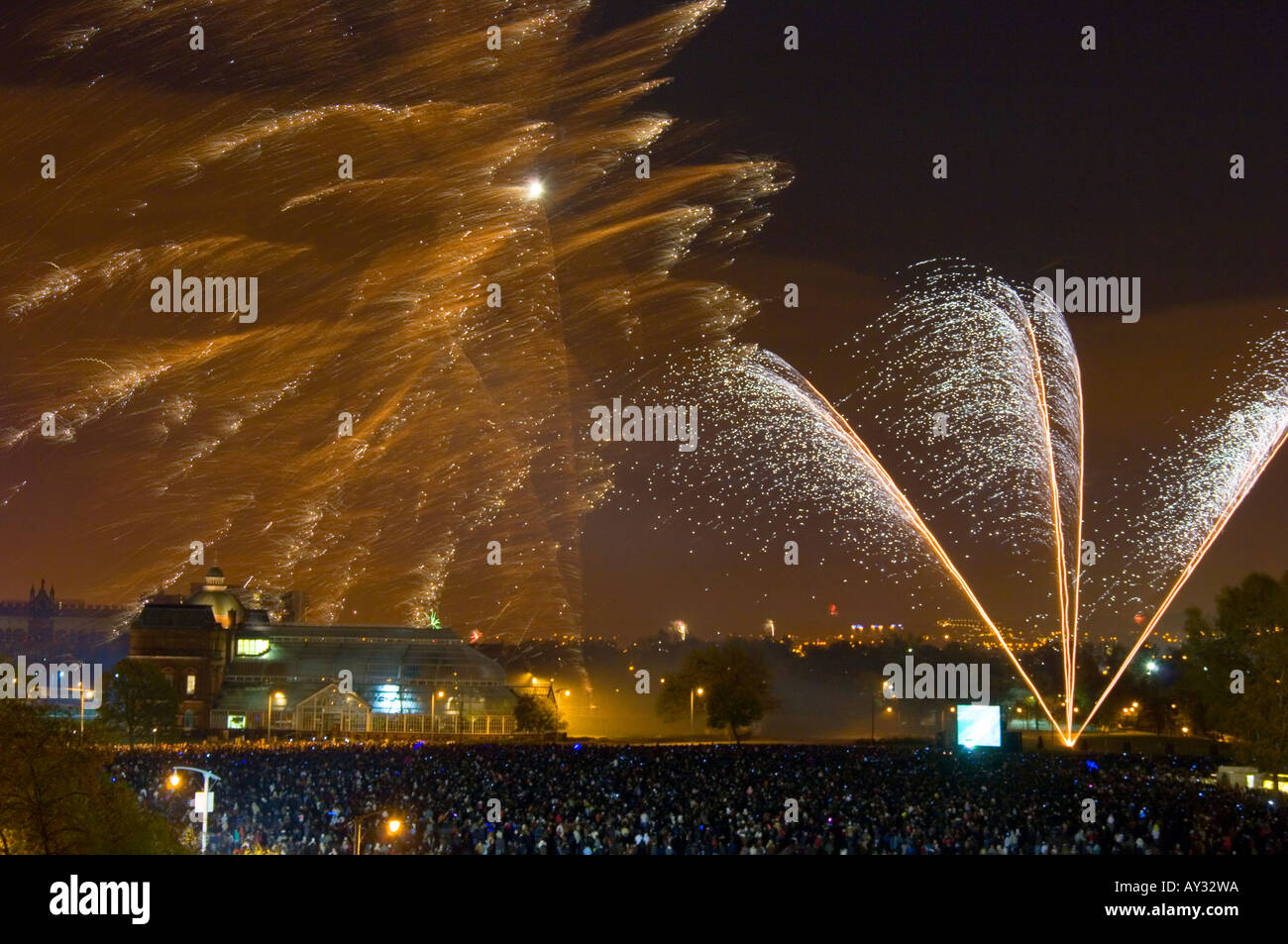 Glasgow fireworks bonfire hi-res stock photography and images - Alamy