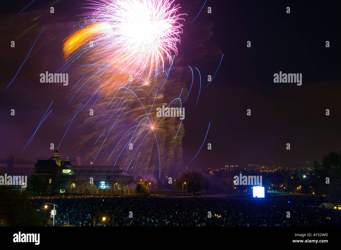 Glasgow fireworks bonfire hi-res stock photography and images - Alamy