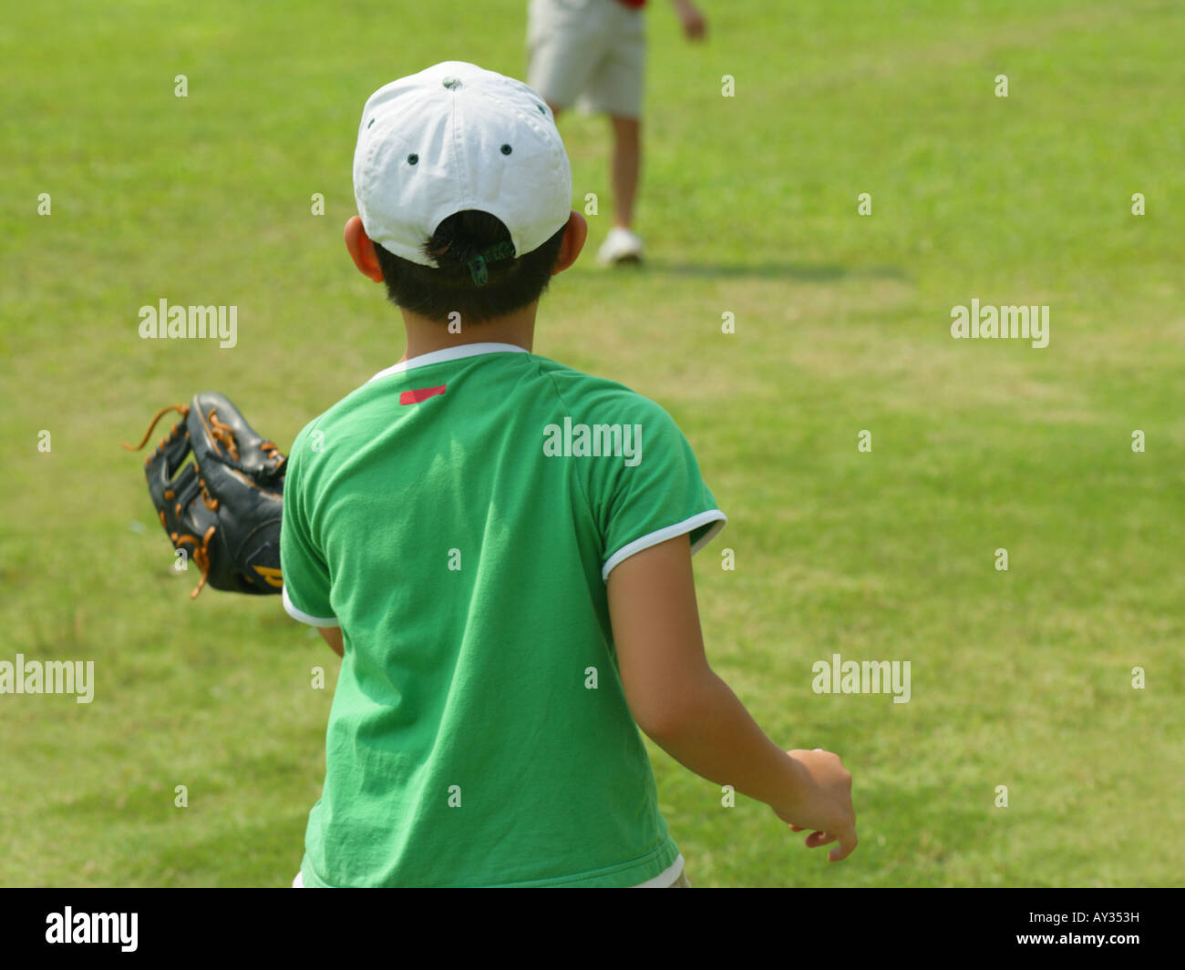 Two boys playing baseball catch hi-res stock photography and images - Alamy
