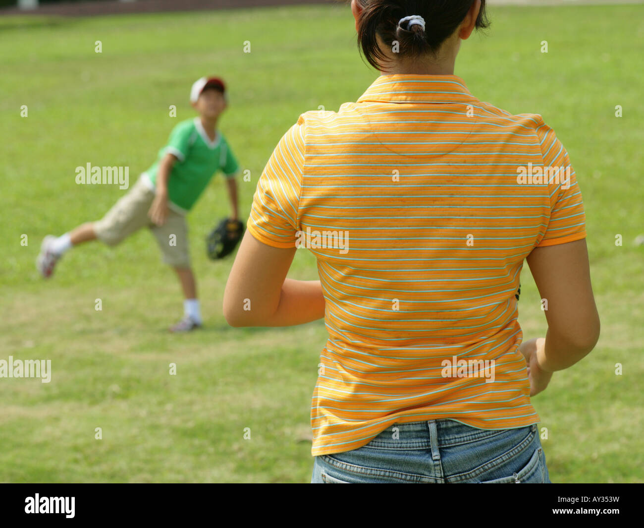 Two boys playing baseball catch hi-res stock photography and images - Alamy