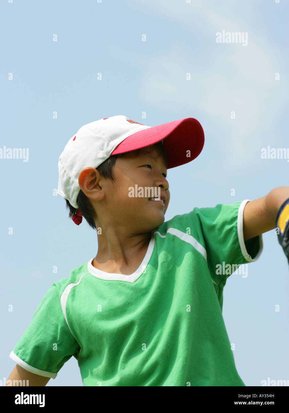 Child throwing baseball hi-res stock photography and images - Alamy