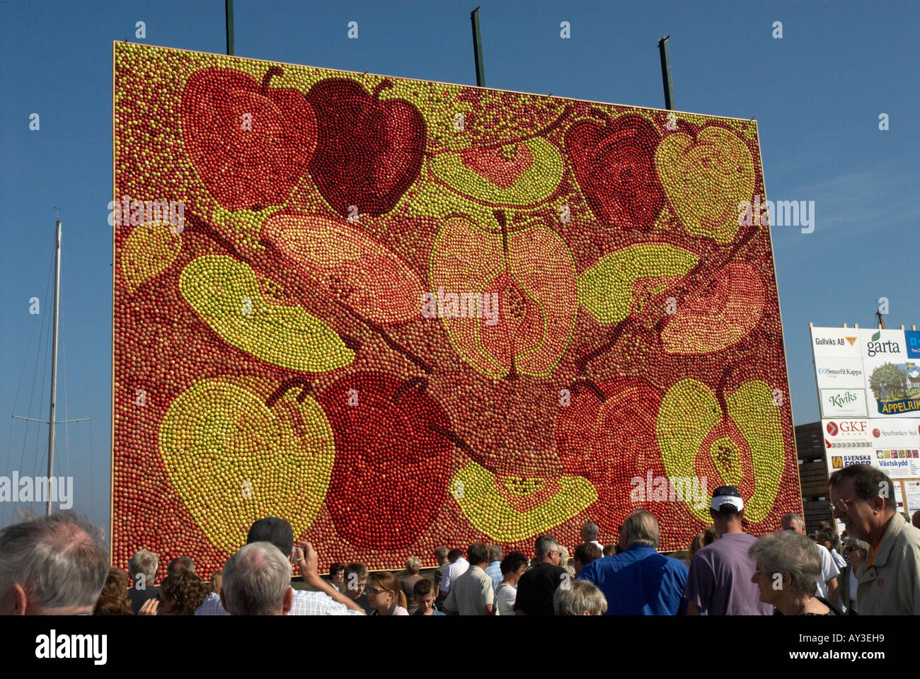 Apple market. Screen made of 35000 apples Stock Photo - Alamy