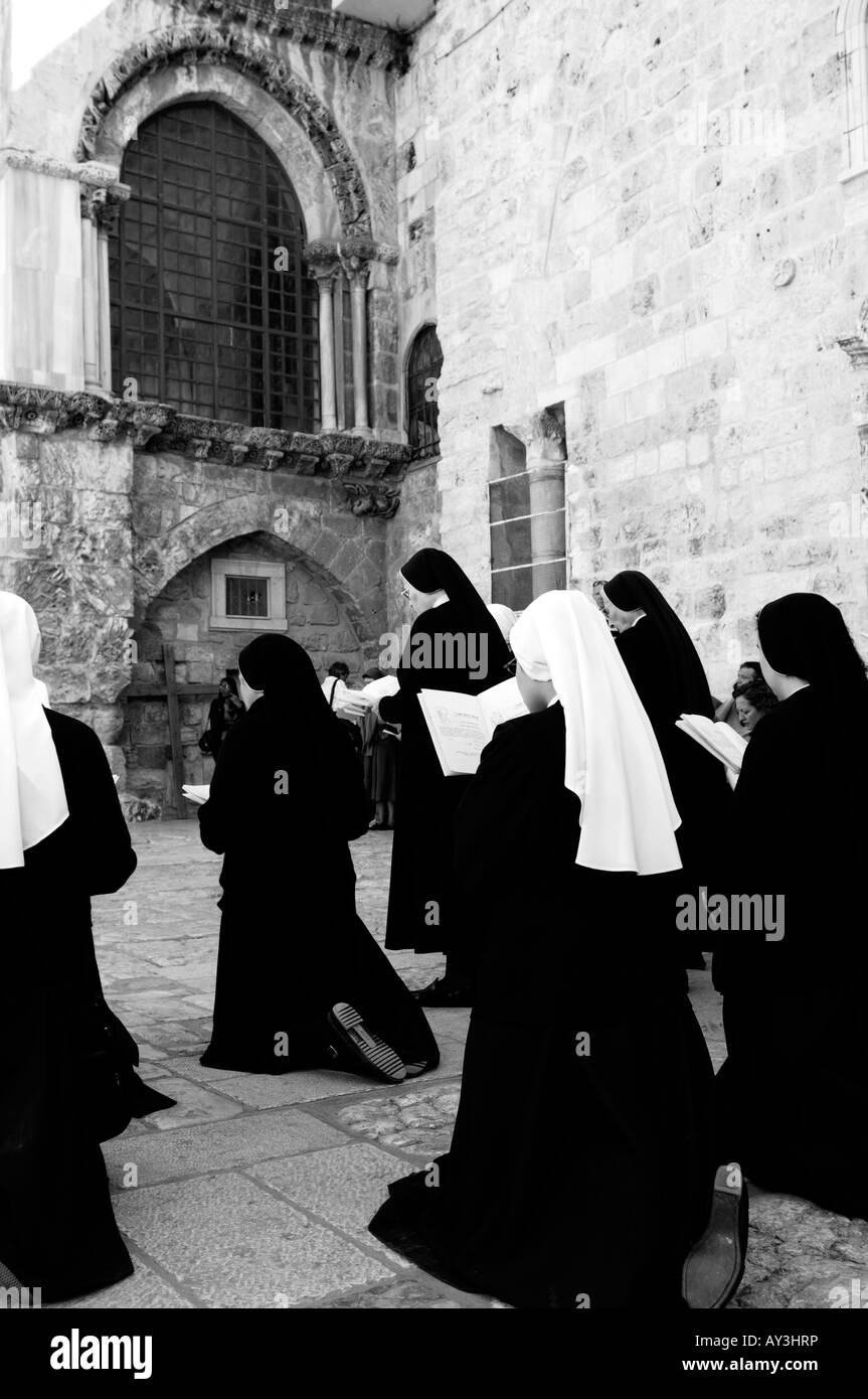 Courtyard of the Holy Sepulchre pilgrims in Jerusalem Stock Photo - Alamy