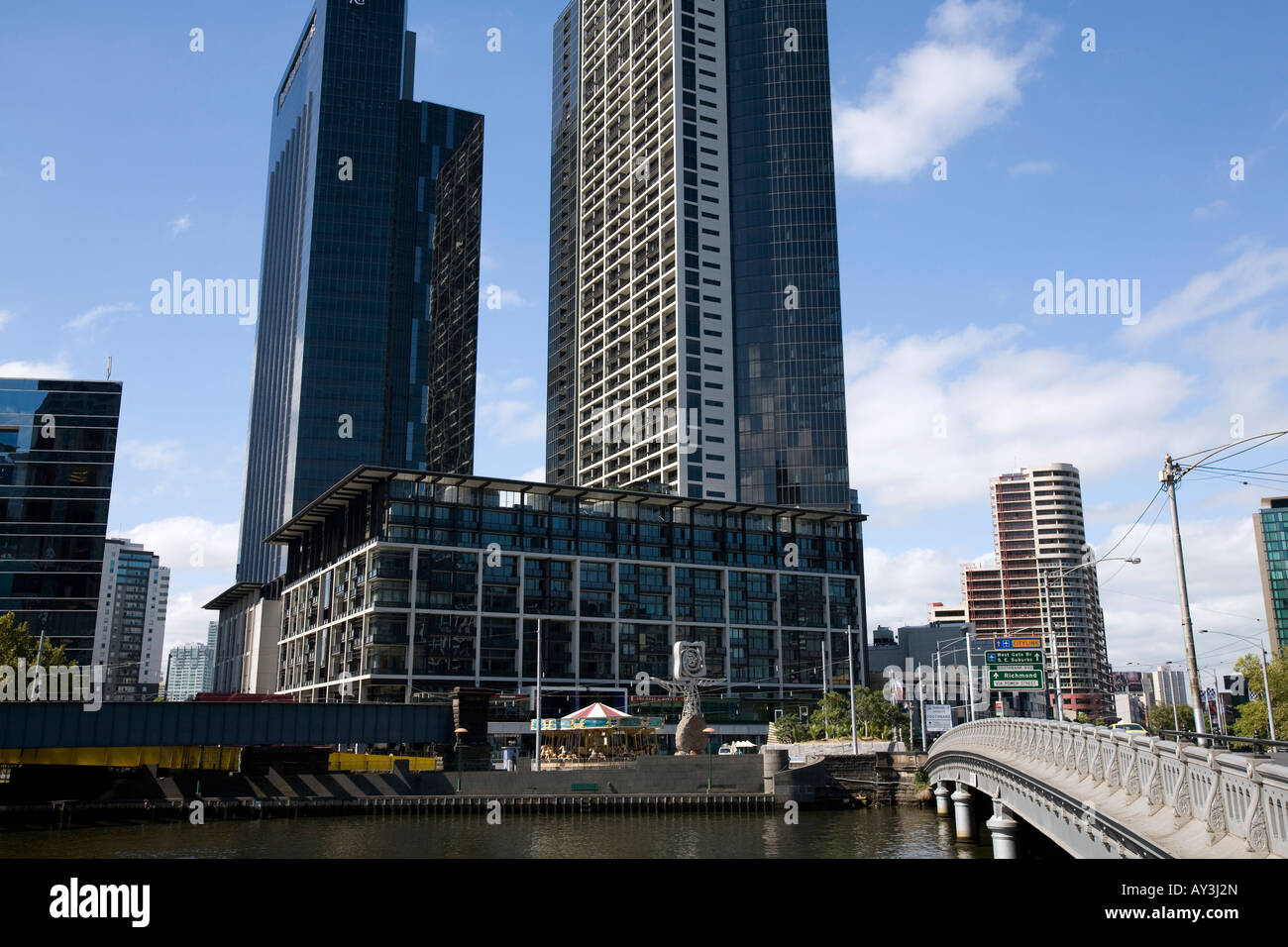 Queensbridge over the river yarra and office towers on Melbourne's ...