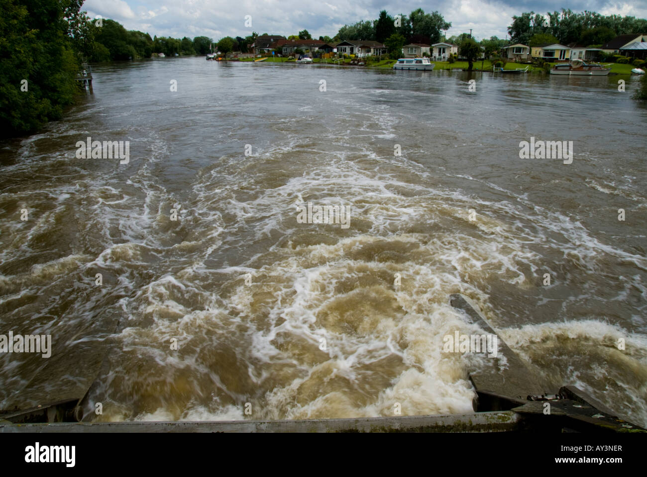 europe uk england river thames water flow Stock Photo - Alamy