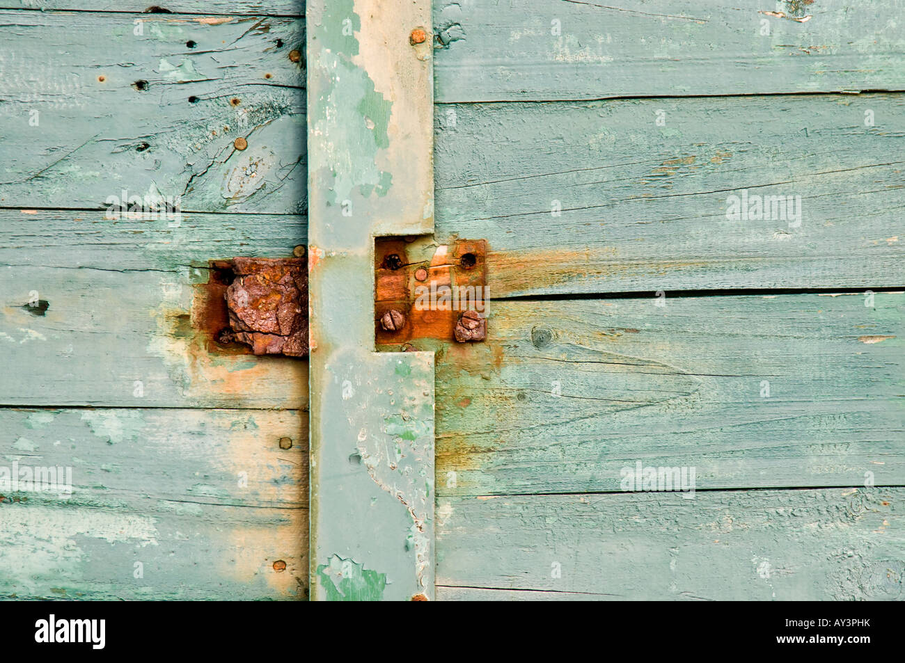 green beach hut door with rusted hinge Stock Photo - Alamy
