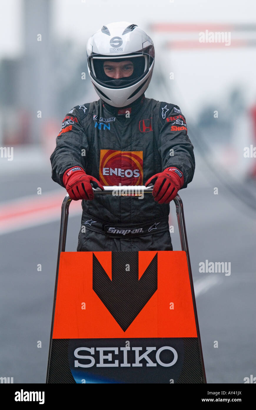 Honda mechanic during Formula 1 testing sessions on the Circuit de ...