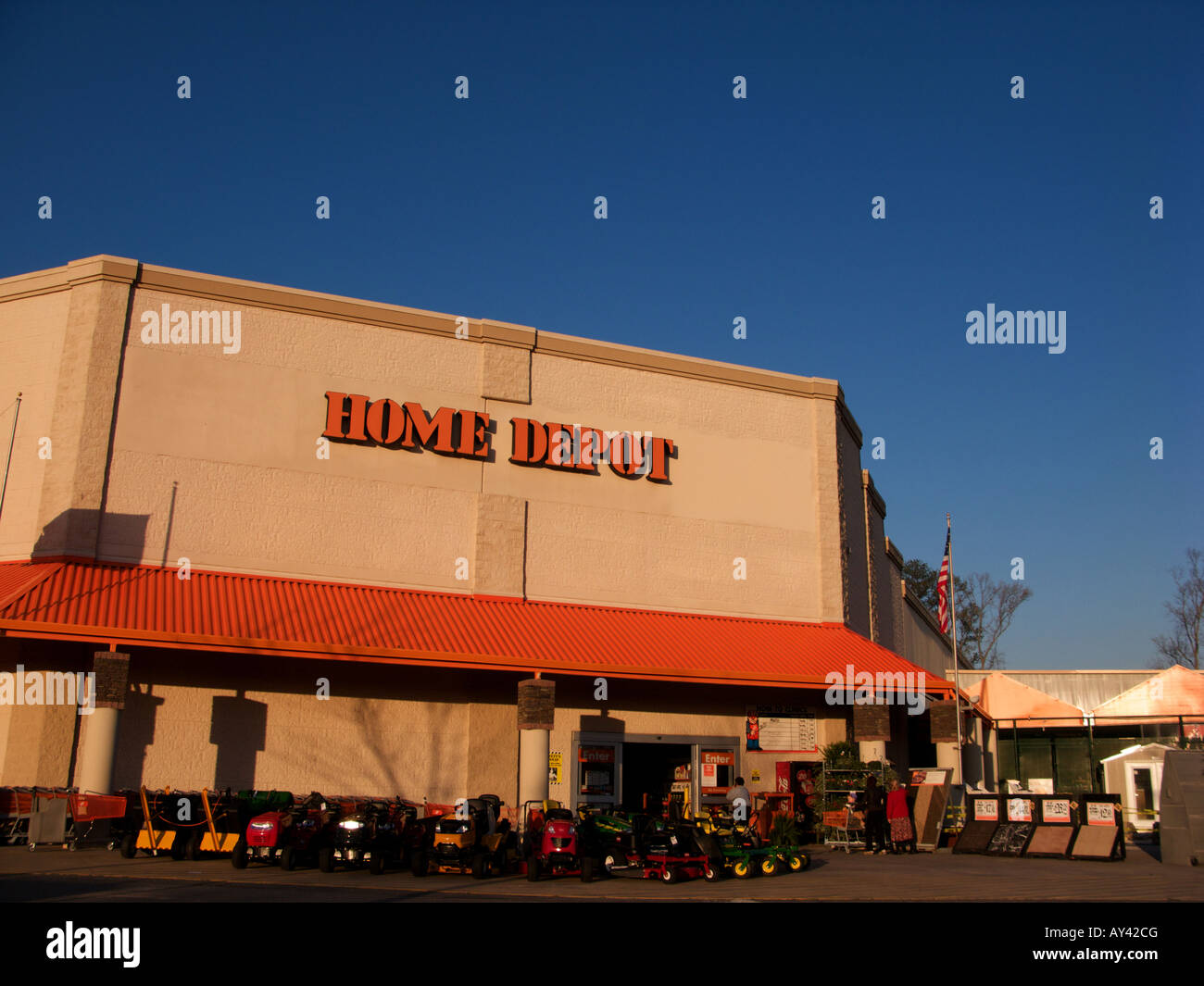 The home depot store exterior hi-res stock photography and images - Alamy
