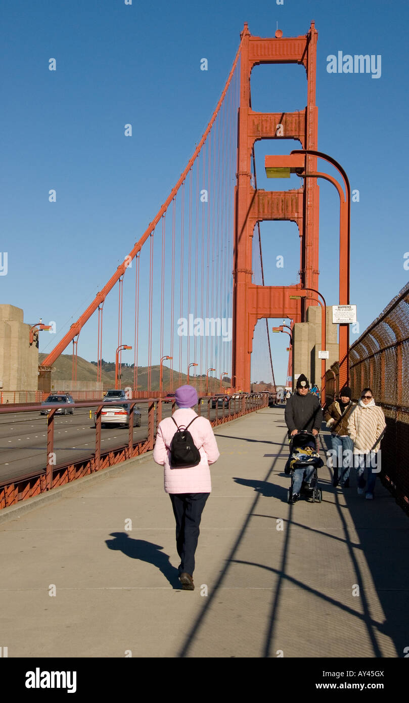 Pedestrians crossing the Golden Gate Bridge San Francisco Stock Photo - Alamy