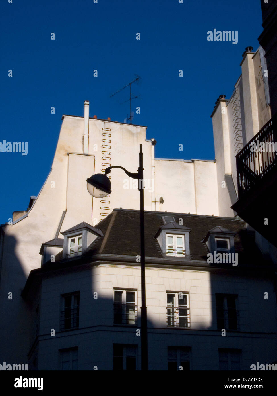 Paris shadows hi-res stock photography and images - Alamy