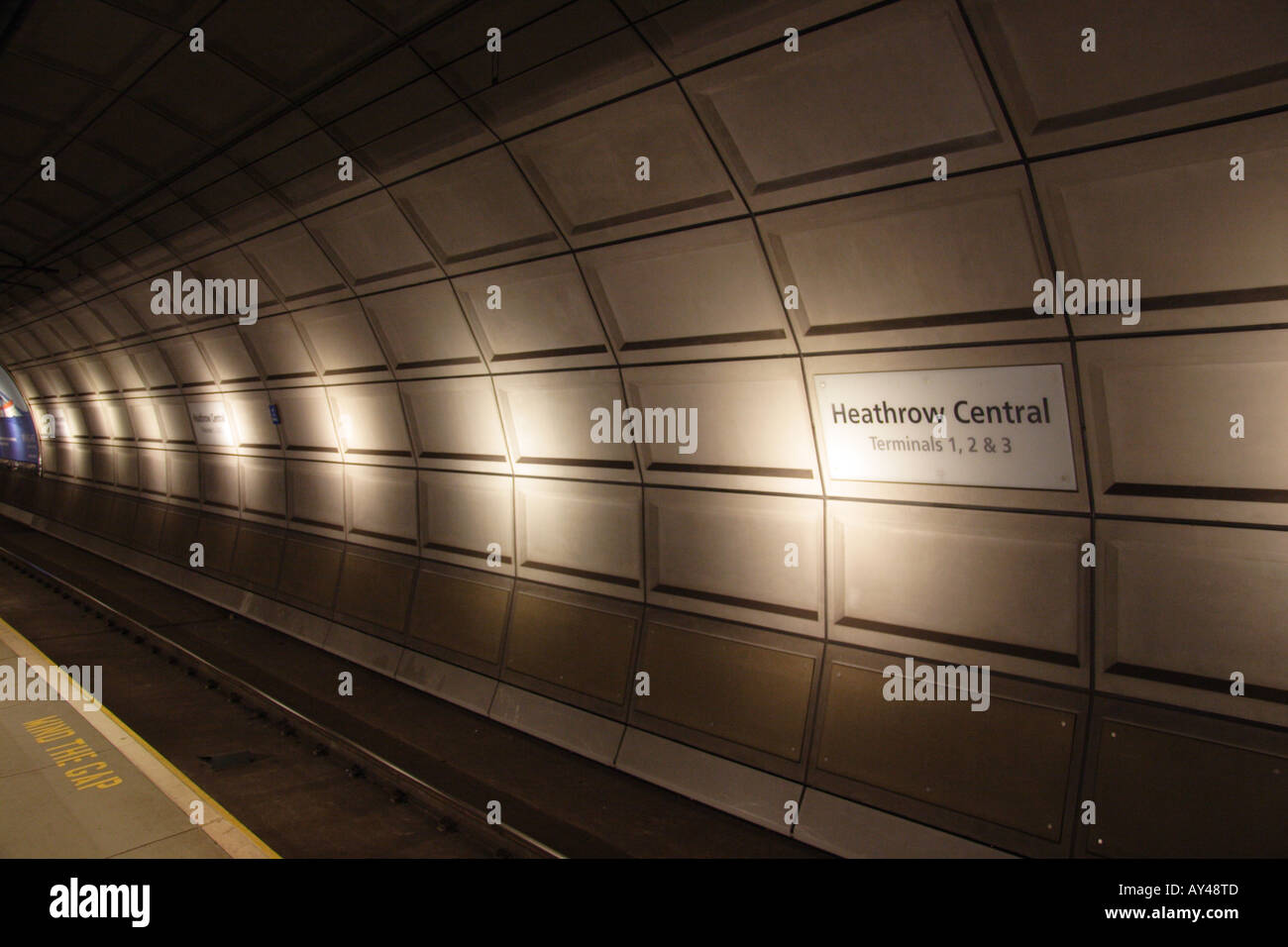 Heathrow Express platform at Heathrow Central Stock Photo - Alamy