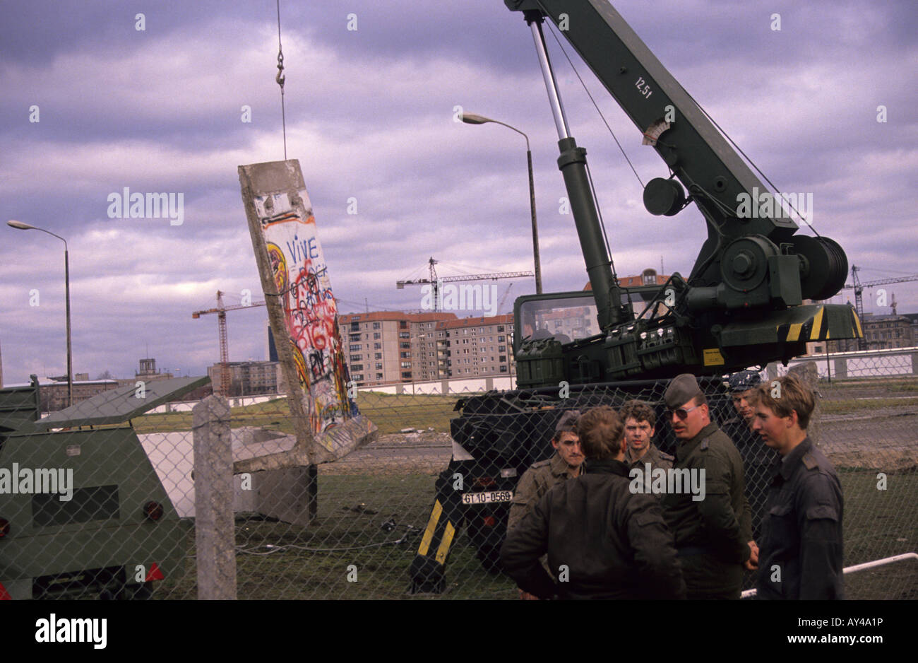 Dismantle berlin wall hi-res stock photography and images - Alamy