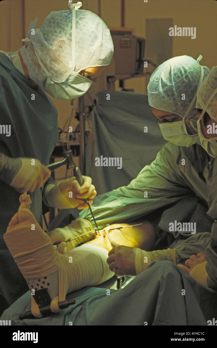 Surgeon performing key hole surgery on patients knee Stock Photo - Alamy