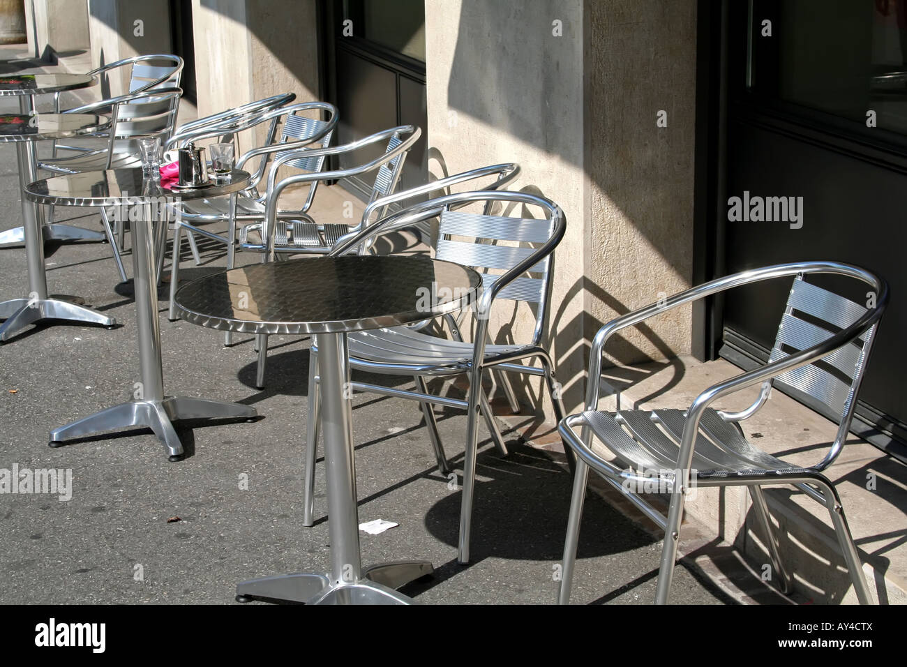 Outdoor cafe restaurant with tables and chairs Stock Photo - Alamy