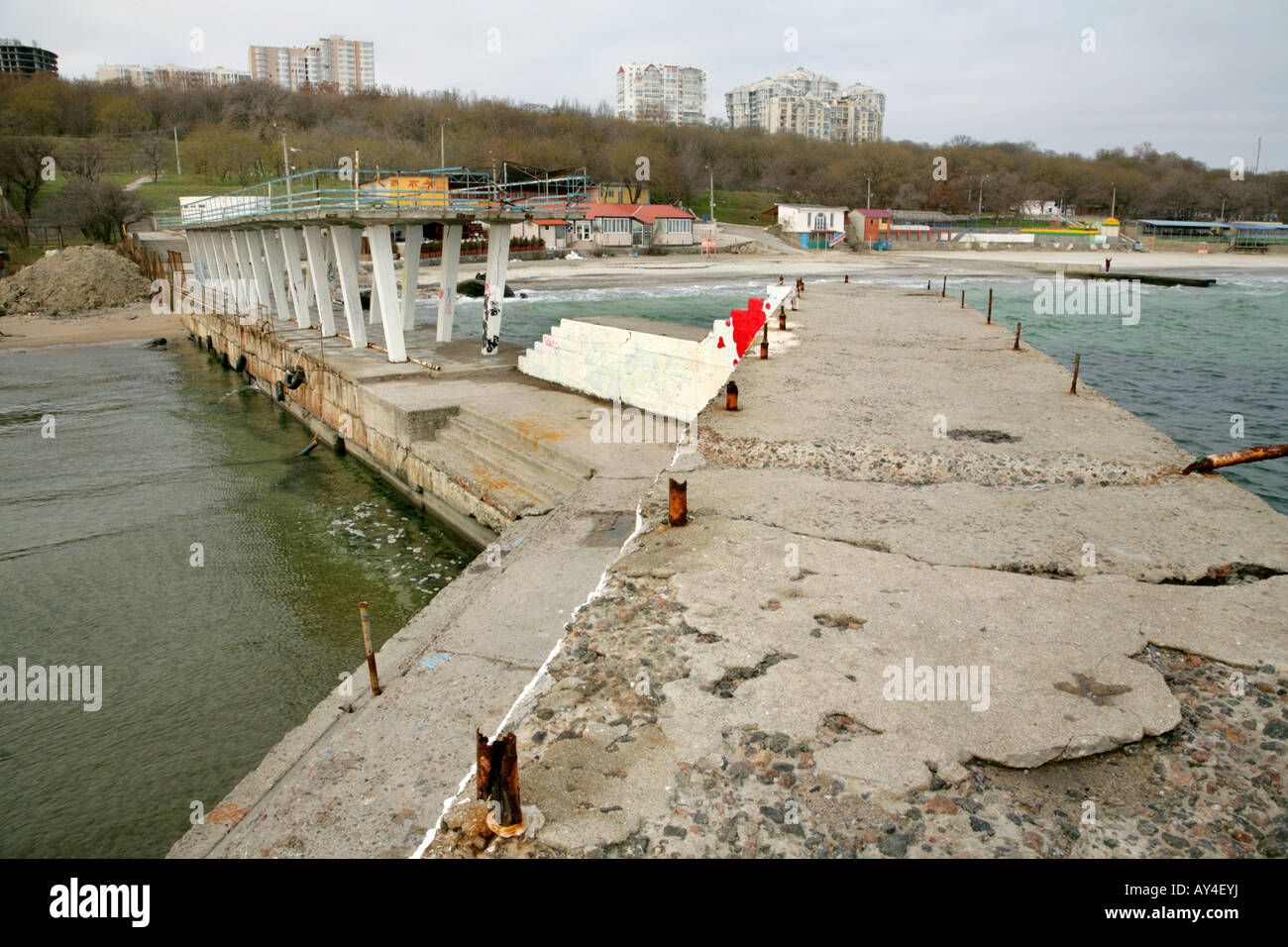 Diving off platform hi-res stock photography and images - Alamy