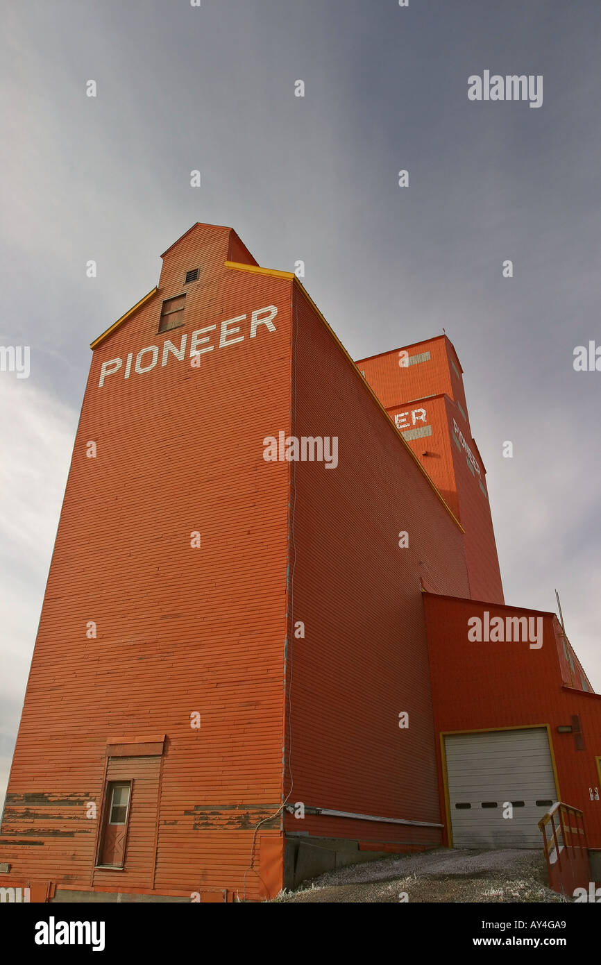 grain elevator at Tuxford in scenic Southern Saskatchewan Stock Photo ...