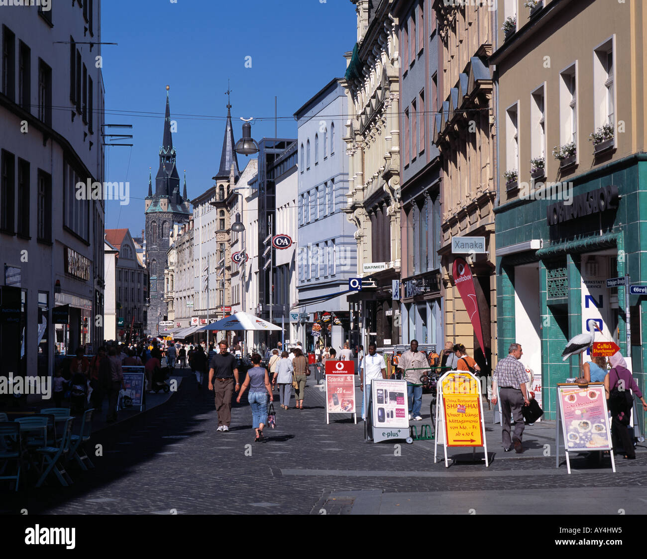 Fussgaengerzone Leipziger Strasse und Roter Turm in Halle (Saale ...