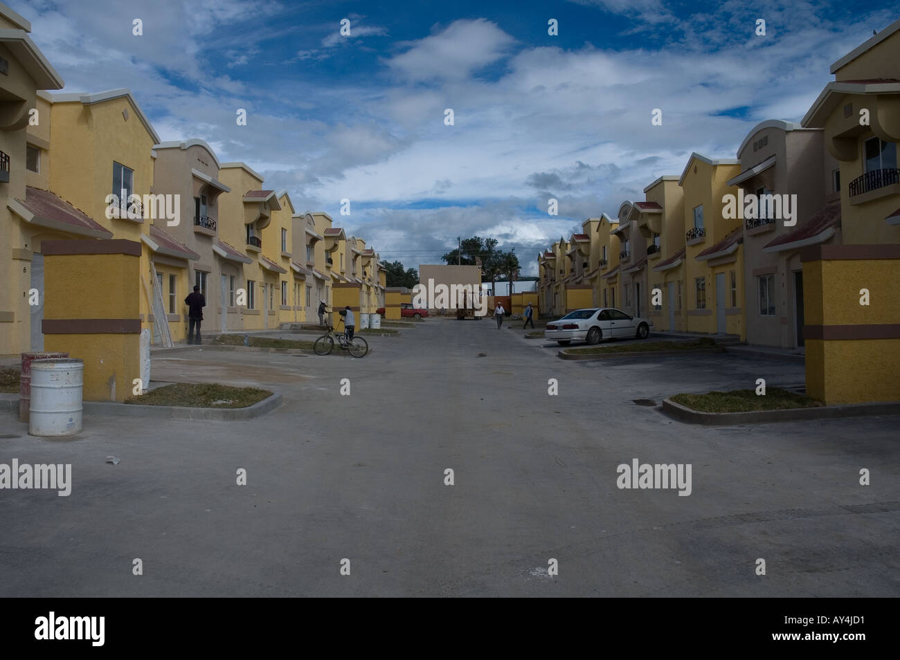 Finished houses and continuing construction in the Real del Sol low ...