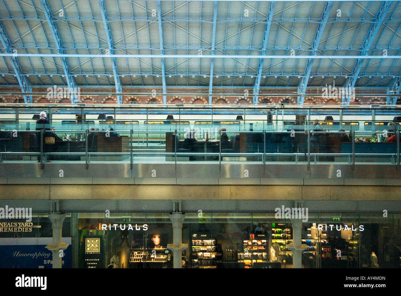 St Pancras station, shops, champagne bar, Eurostar train Stock Photo ...