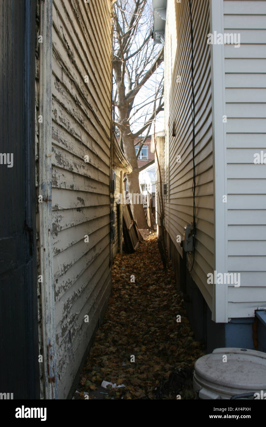 Alley way between two buildings Stock Photo - Alamy