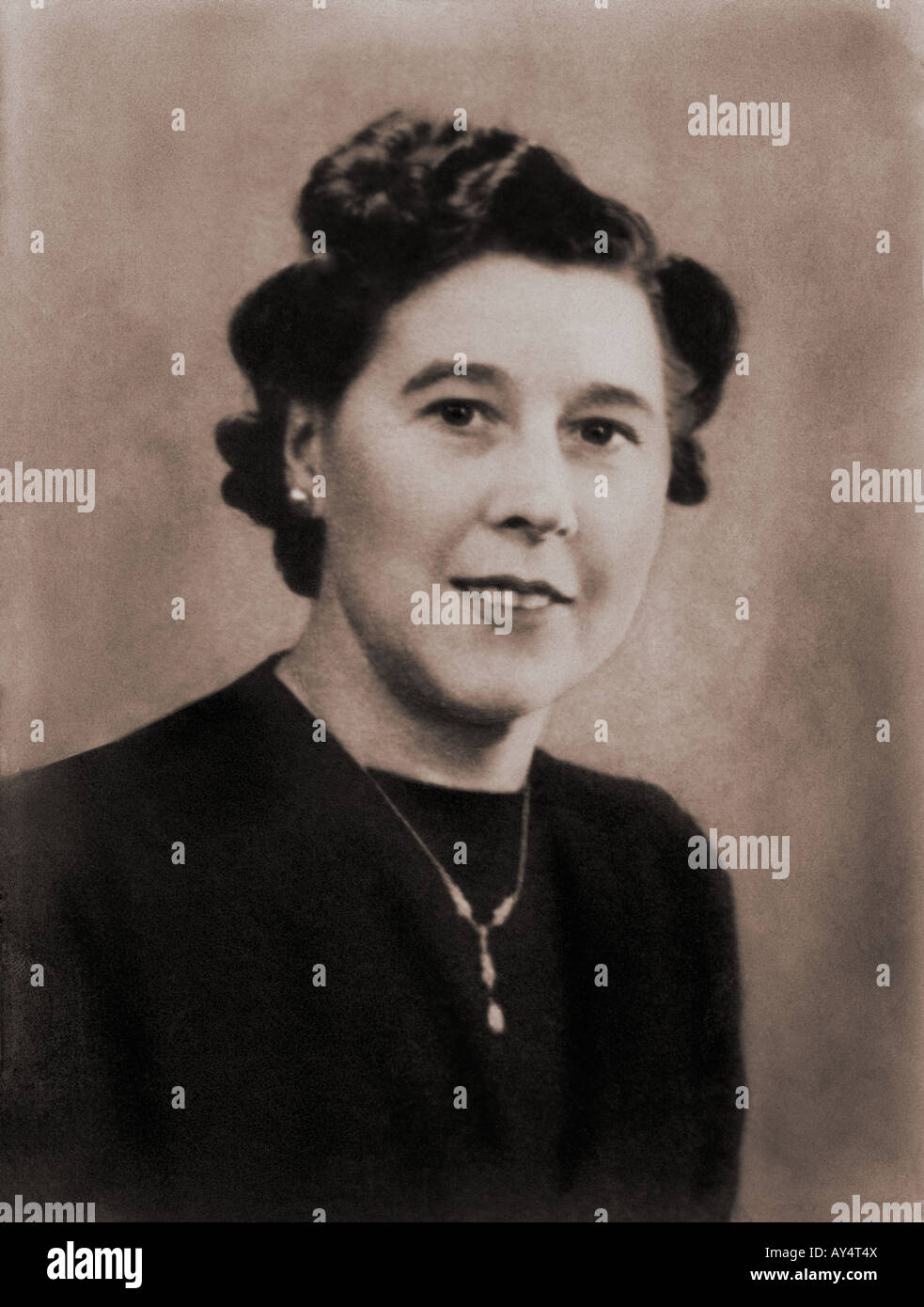 Mrs Millicent Dawson back and white portrait c 1920 England UK Stock ...