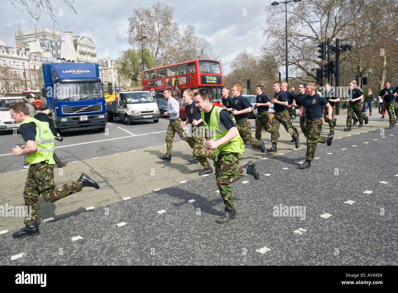 Army recruits running hi-res stock photography and images - Alamy