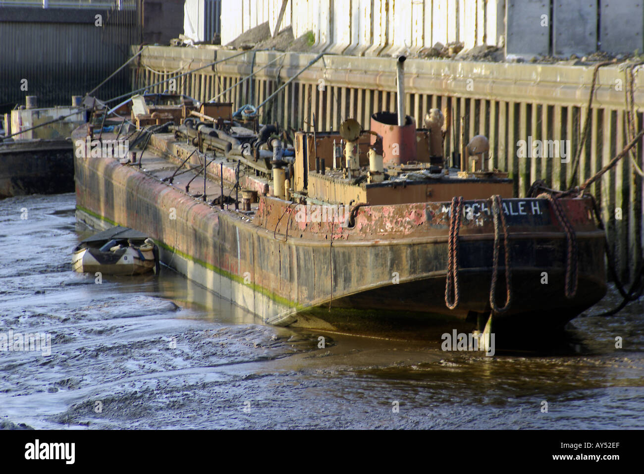 Derelict barge at Hessle Haven on the Humber Estuary Stock Photo - Alamy
