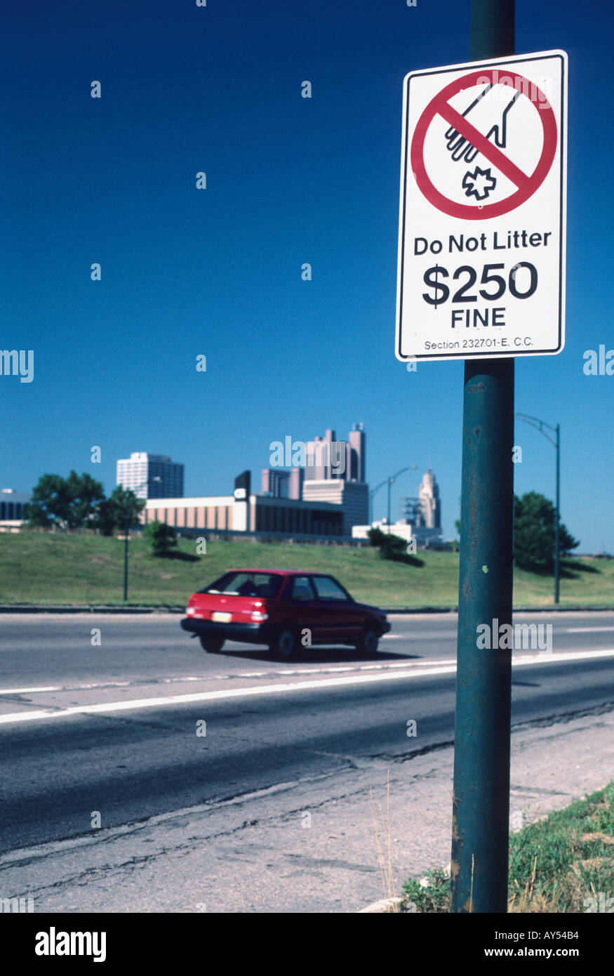 Do not litter sign along the road Stock Photo - Alamy