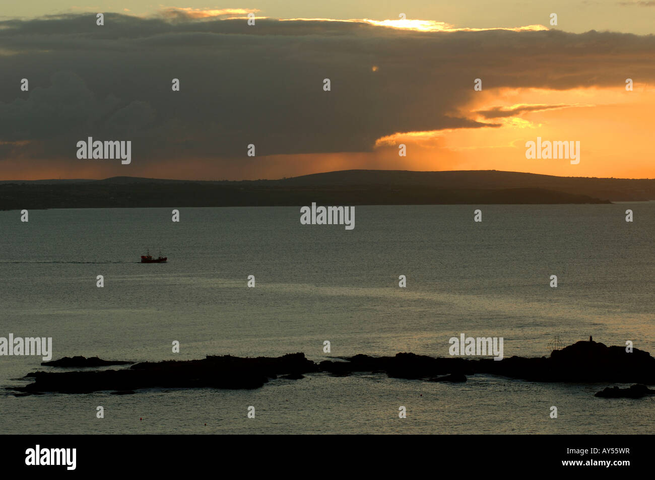 Fishing boat cornwall silhouette hi-res stock photography and images ...