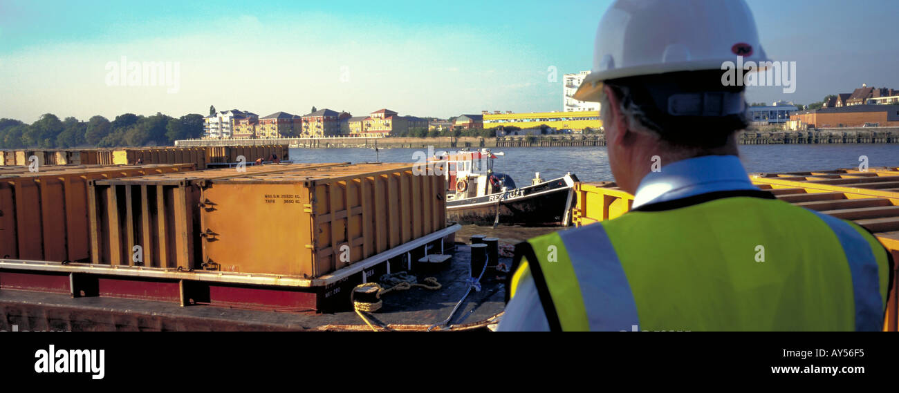 Waste barges on the thames hi-res stock photography and images - Alamy