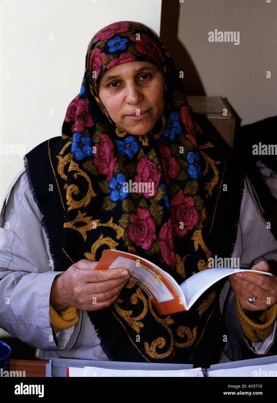 Moroccon lady learning English London Stock Photo - Alamy