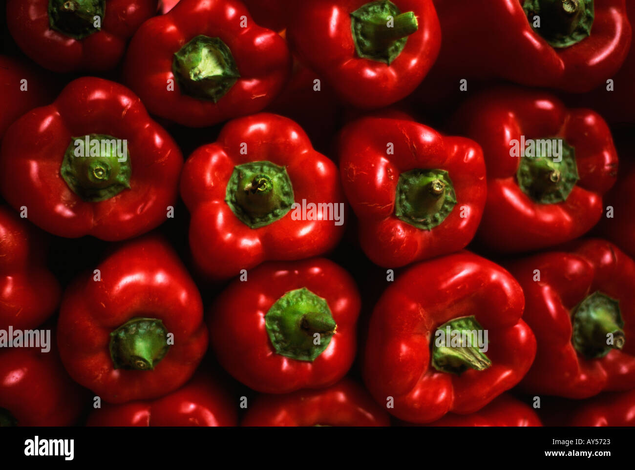 Symmetrical pile of red peppers in market stall Stock Photo - Alamy