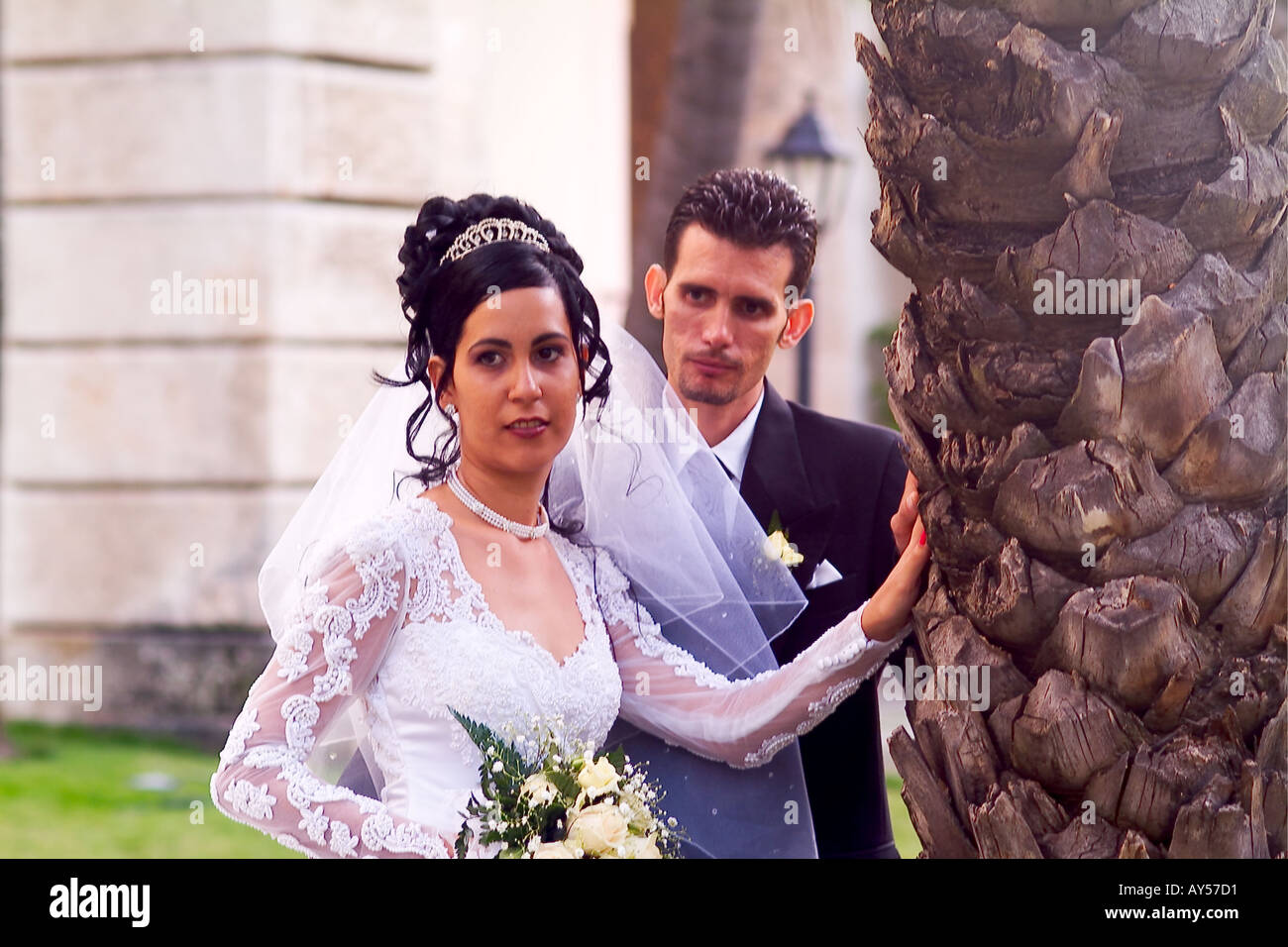Wedding Couple in Havana Cuba Stock Photo - Alamy