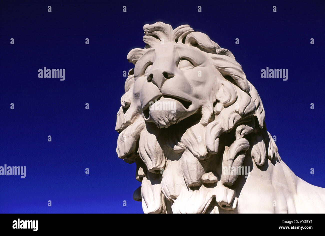 Southbank lion statue hi-res stock photography and images - Alamy