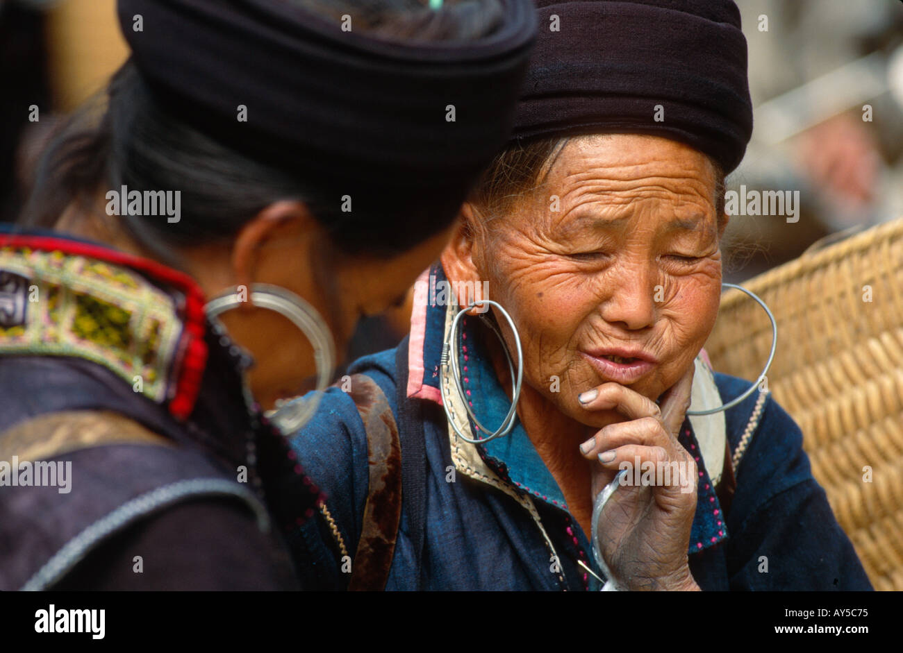 Old Hmong woman at the Weekend Market Sa Pa Vietnam Stock Photo - Alamy