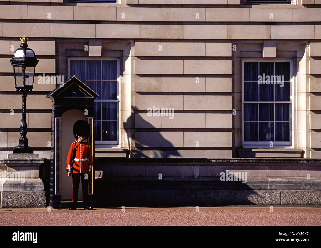 Soldier standing guard outside Buckingham Palace London UK Stock Photo ...