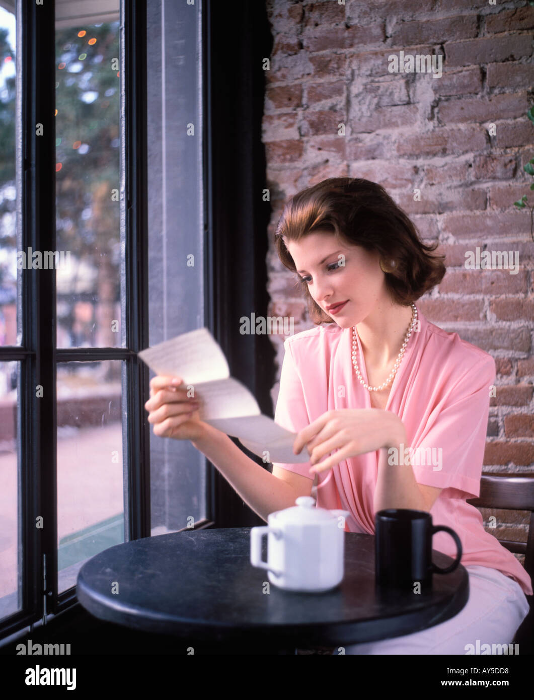 Girl reading a letter hi-res stock photography and images - Alamy