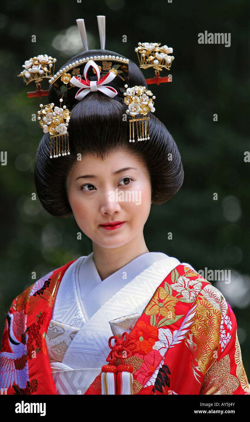 Portrait of bride wearing traditional dress Japan Stock Photo - Alamy