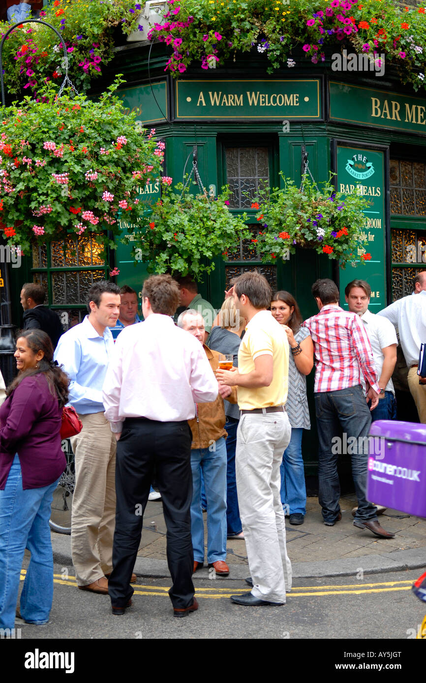 London, Borough Market The Market Porter , traditional local landmark ...