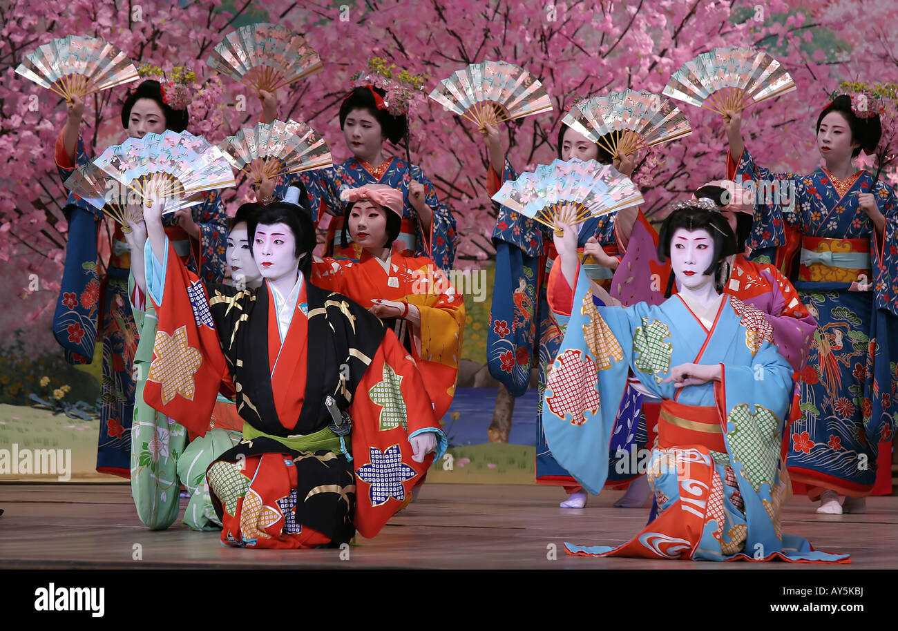Kyoto japan geisha performance hi-res stock photography and images - Alamy