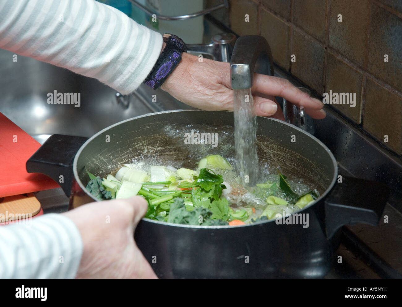 Washing greens hi-res stock photography and images - Alamy